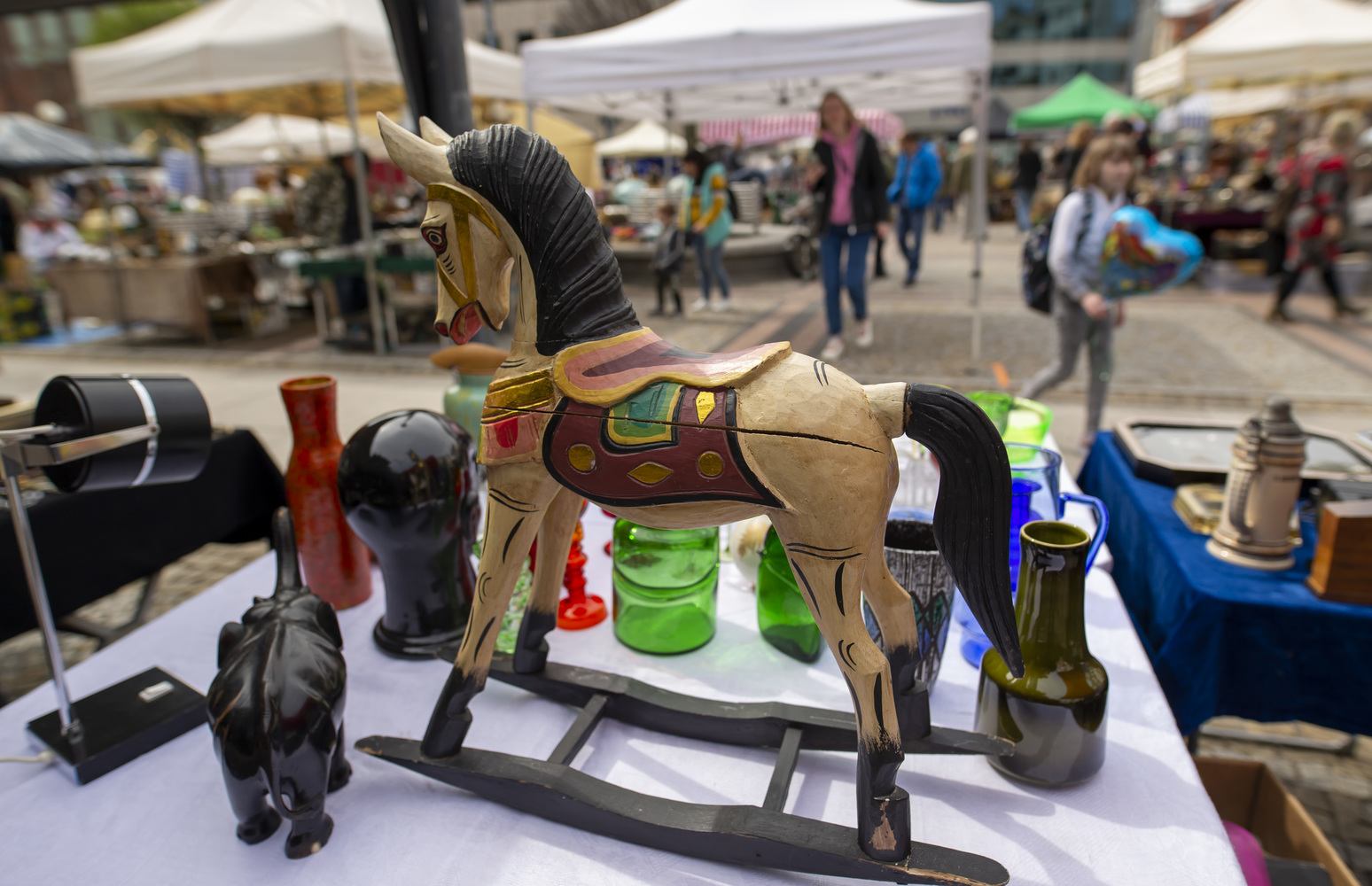 Giełda staroci we Wrocławiu na placu w centrum miasta. Zobacz, co można ...