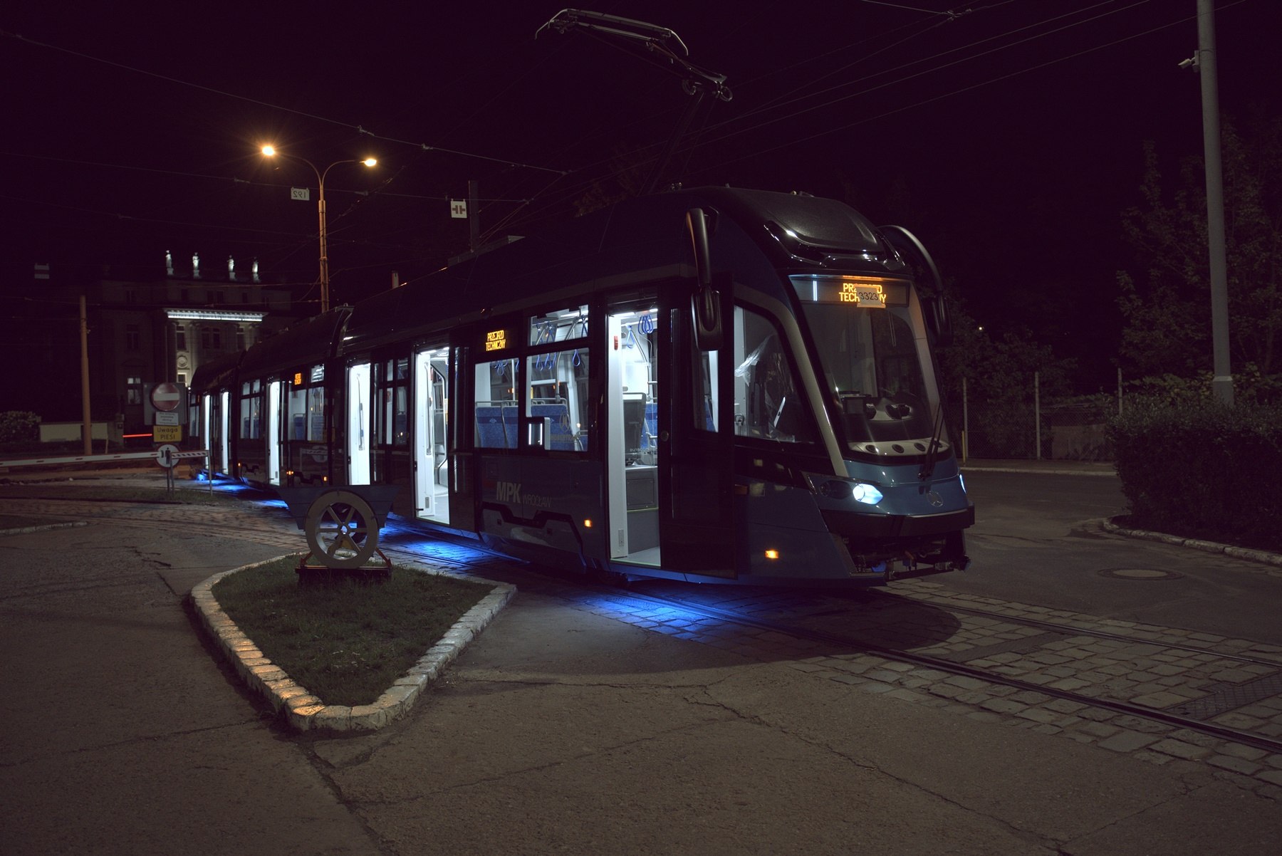 Nocy transport nowego tramwaju Moderus Gamma 2. To 23. tramwaj ...