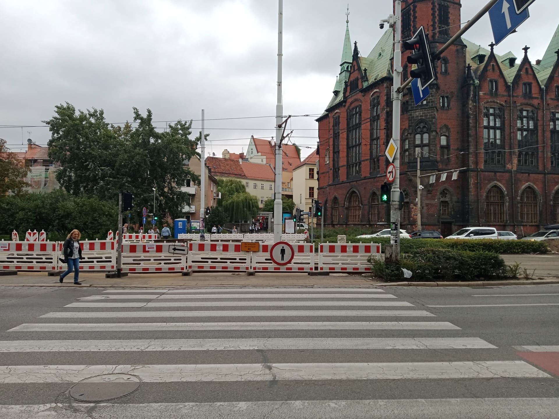 Remont przejścia dla pieszych przy ul. Kazimierza Wielkiego. Uważajcie na utrudnienia! [ZDJĘCIA]