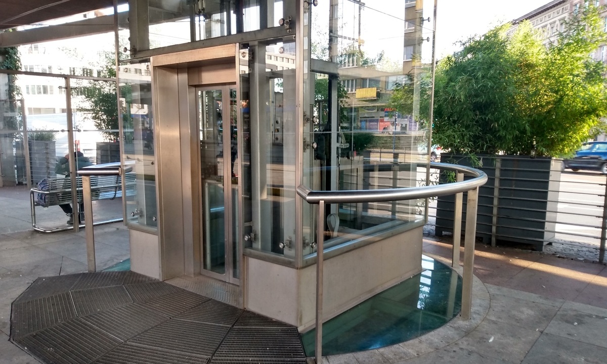 Do wymiany pójdzie pięć wind w przejściu podziemnym pod rondem Reagana ...