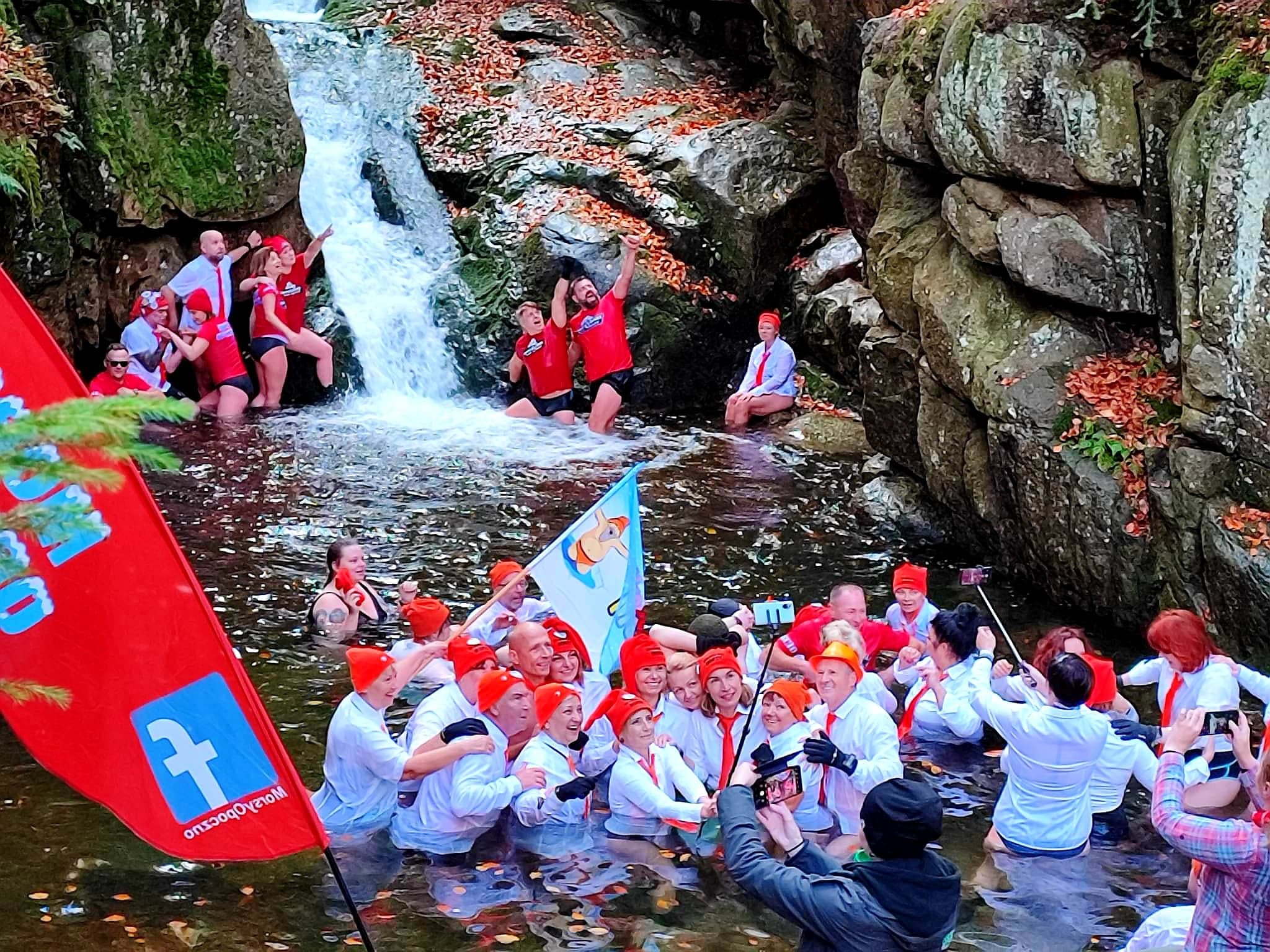 Morsy z Wrocławia otworzyły sezon morsowania: kąpały się w wodospadzie ...