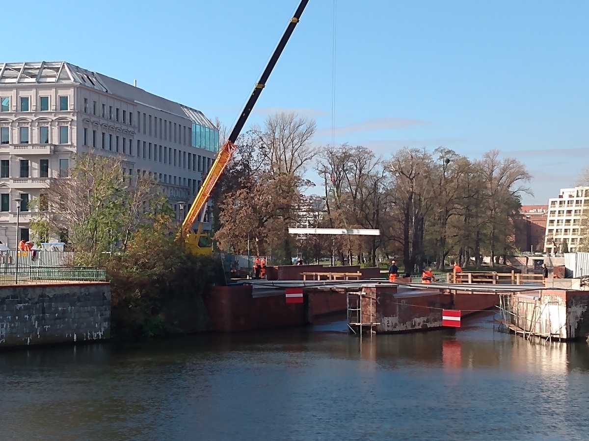 Kończy się remont mostu św. Klary. Od dwustu lat łączy on wyspę Słodową ...