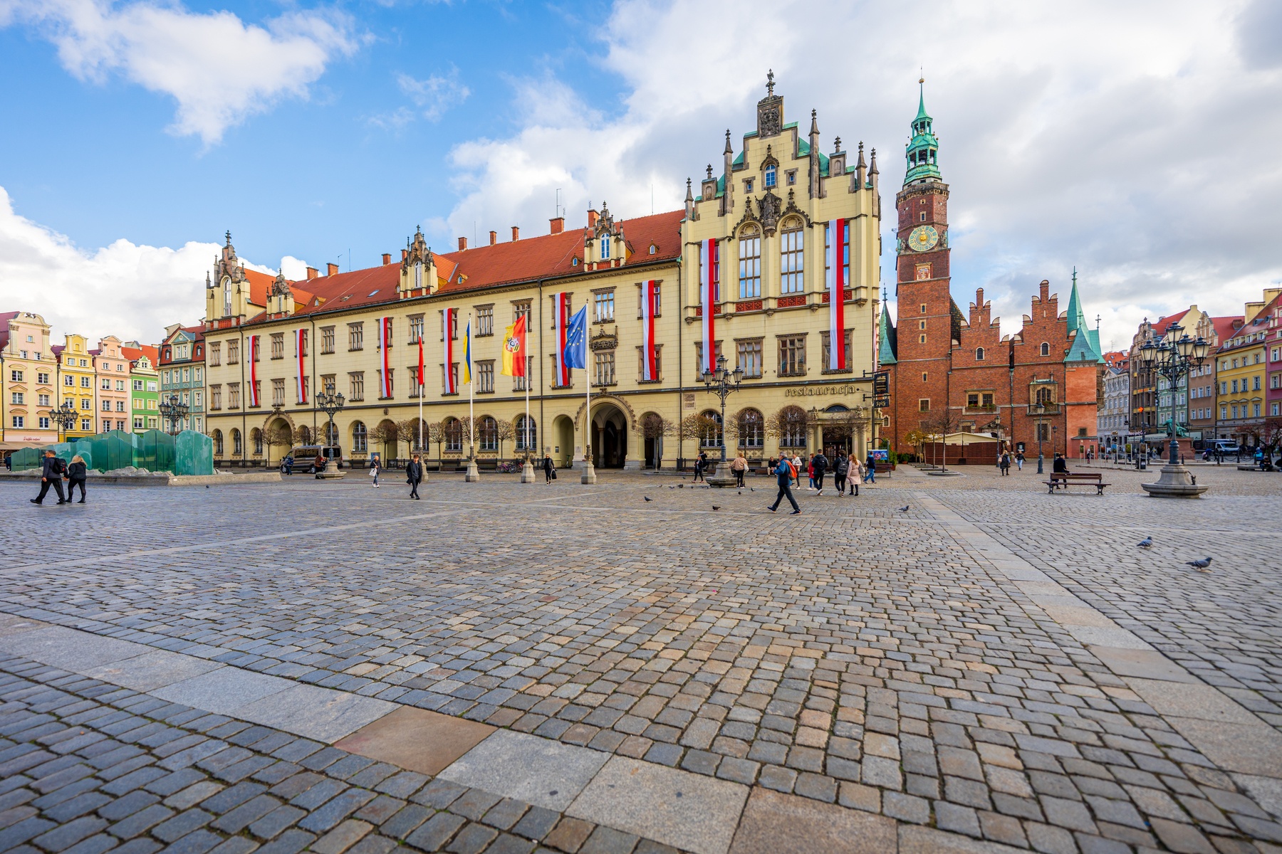 Wrocławski Ratusz przystrojony flagami na Święto Niepodległości. Co ...