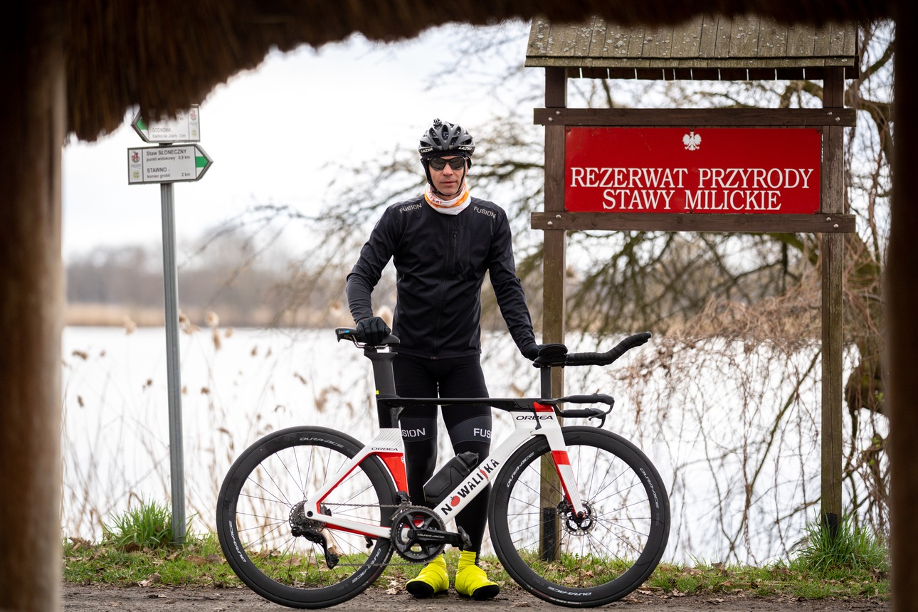 Trathlonista Adrian Kostera etap rowerowy podczas wyzwania 365Triathlon ...