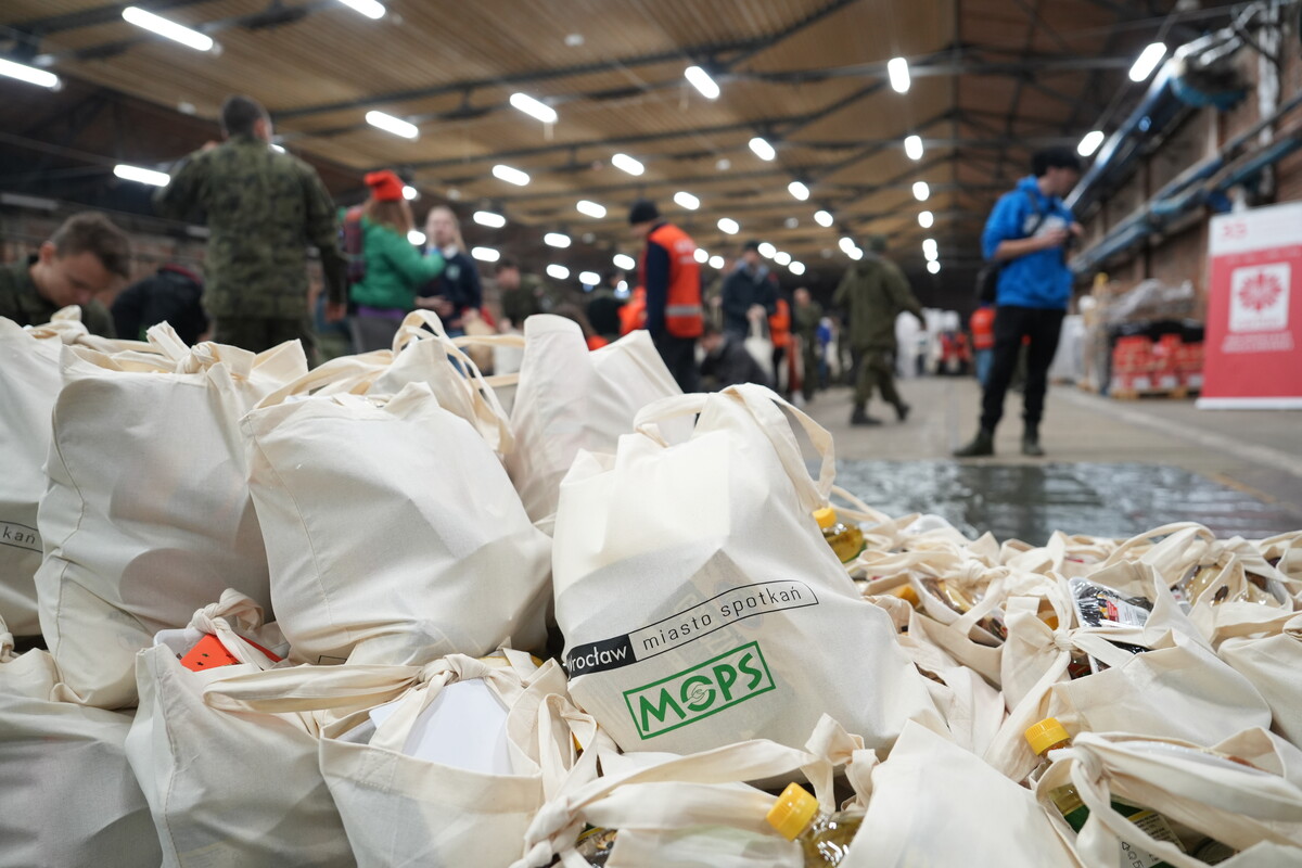 W zajezdni Dąbie pakują Paczki Dobrych Relacji