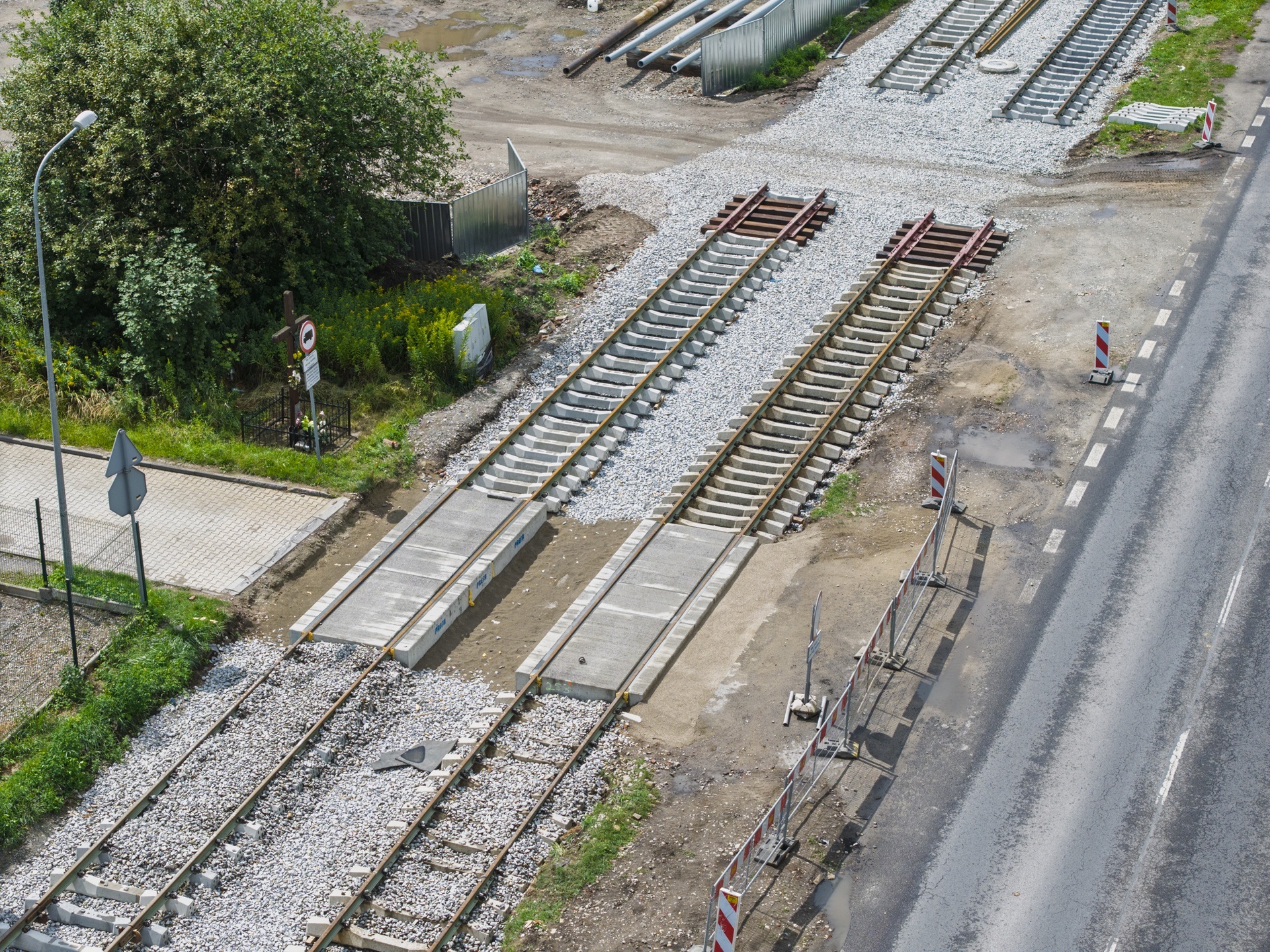 Na Kosmonautów są już odcinki nowego torowiska. Postęp prac z drona [ZDJĘCIA]