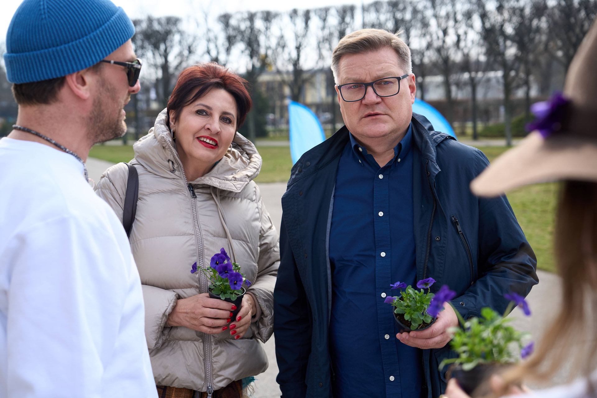 Co to za napis pod kwiatami przed Halą Stulecia?