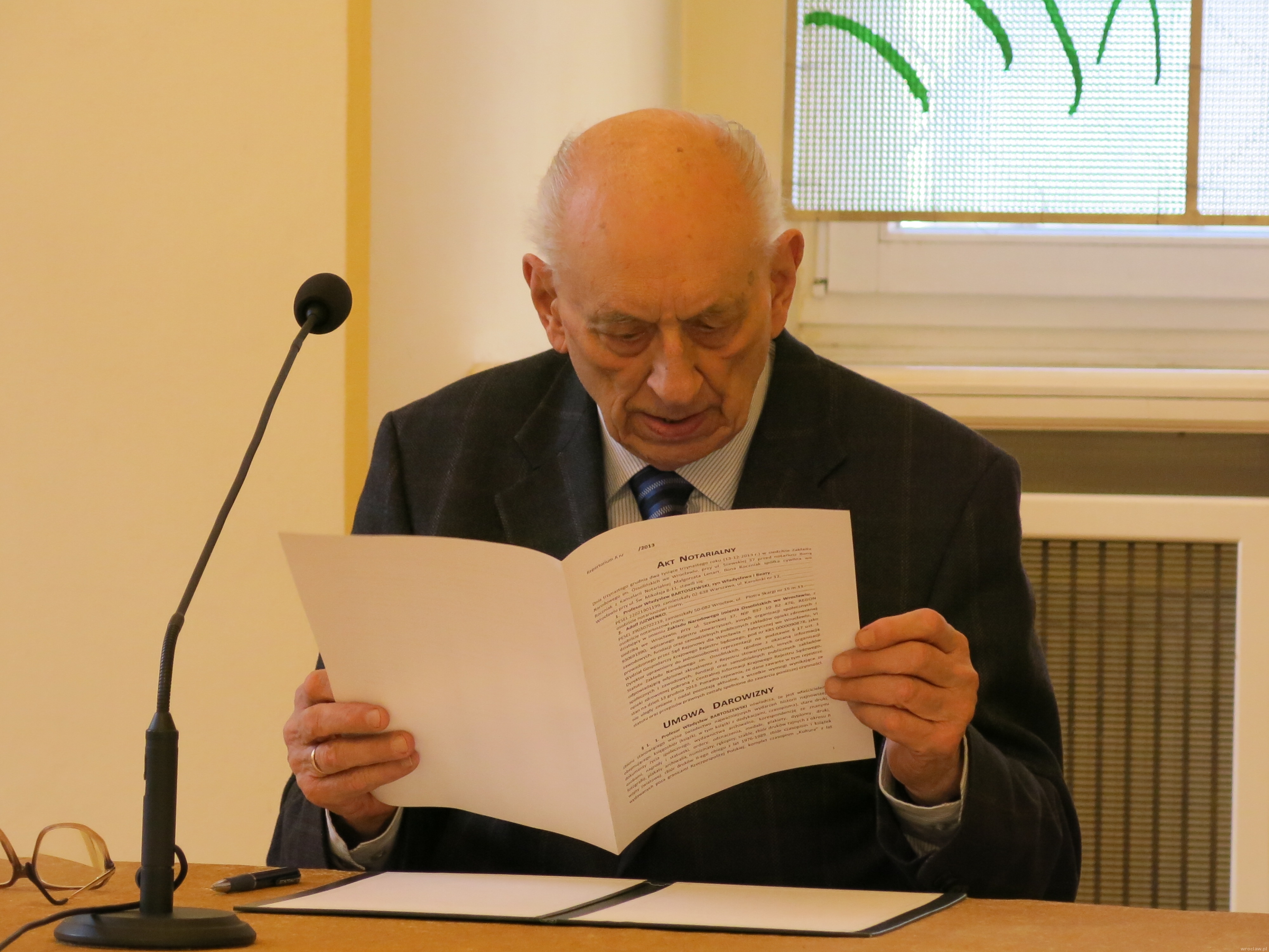 Prof. Bartoszewski przekazał Ossolineum swoje zbiory i archiwa