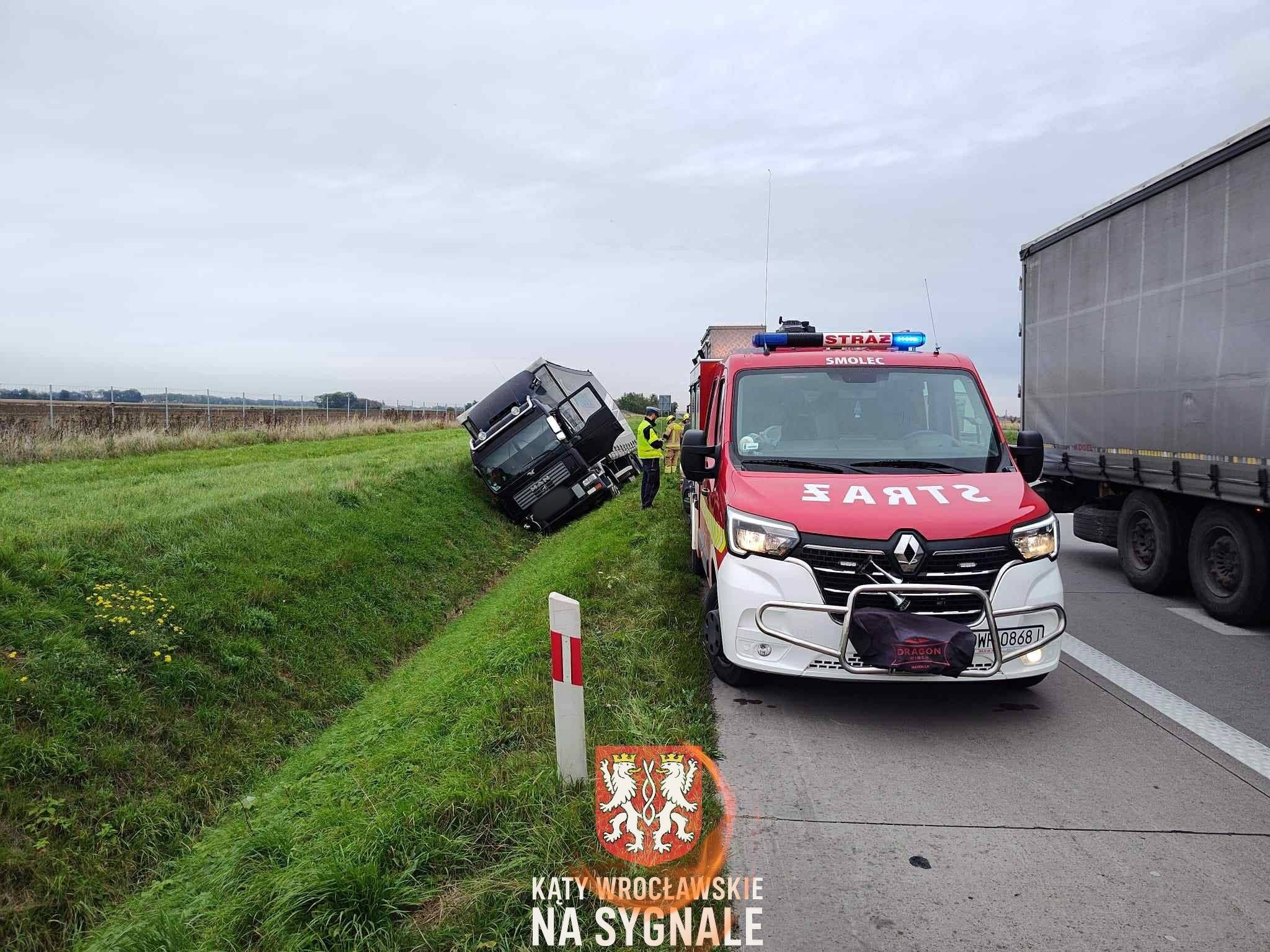 Korek na autostradzie A4. Ciężarówka w rowie