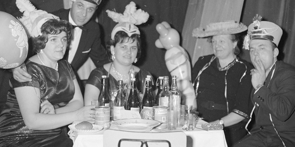 Sylwester w PRL-u. Bale i prywatki. Zobacz archiwalne zdjęcia