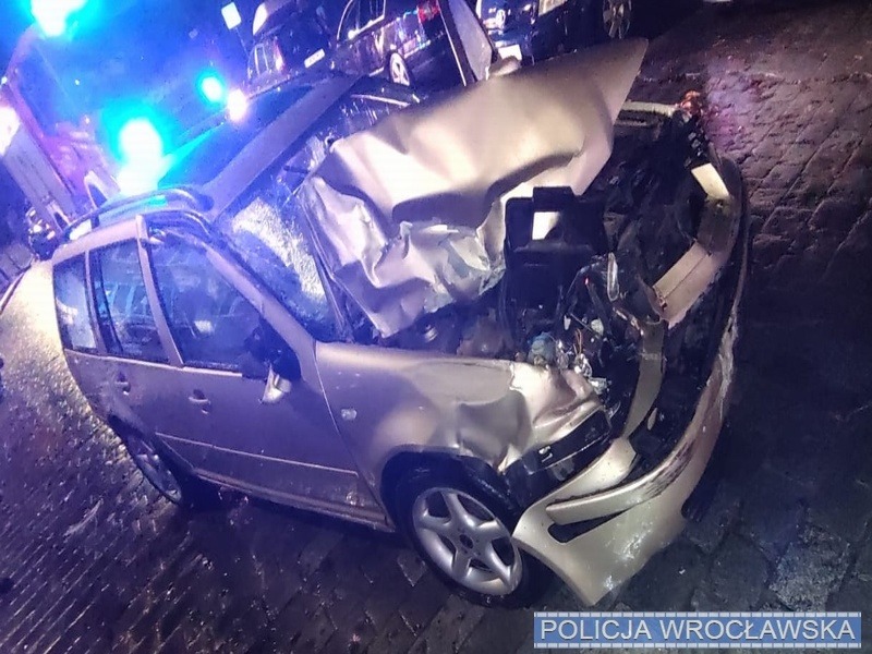 Szalony, nocny rajd po Wrocławiu. Pijany kierowca uszkodził pięć aut zaparkowanych na poboczu ...