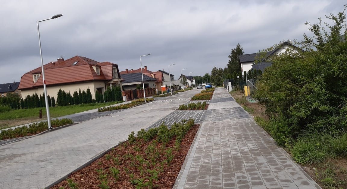 Budowa kanalizacji sanitarnej oraz nawierzchni docelowej wraz z odwodnieniem i oświetleniem w ul ...