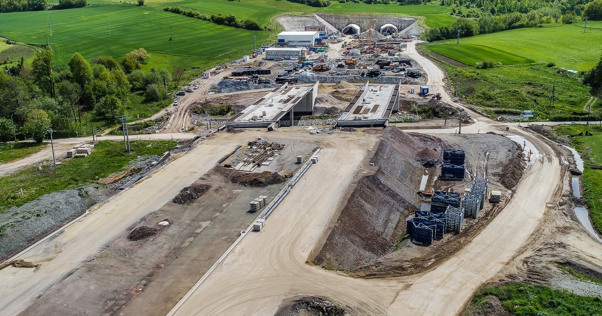 Budowa drogi ekspresowej S3 na Dolnym Śląsku z lotu ptaka. Tunel gigan... Zdjęcie 7/29