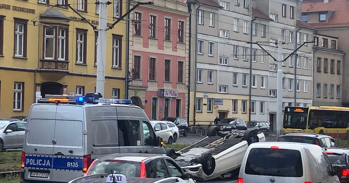 Auto dachowało na Kazimierza Wielkiego! Są spore utrudnienia w centrum... Zdjęcie 7/11