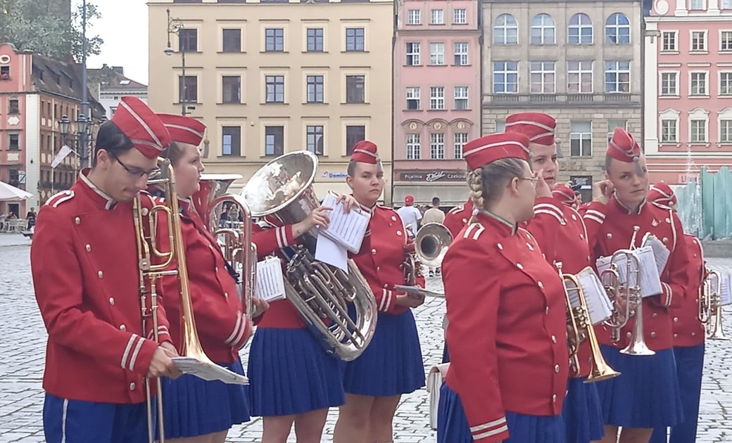 Światowe szlagiery na placu Solnym i przed Ratuszem. Aalborg Garden ko ...