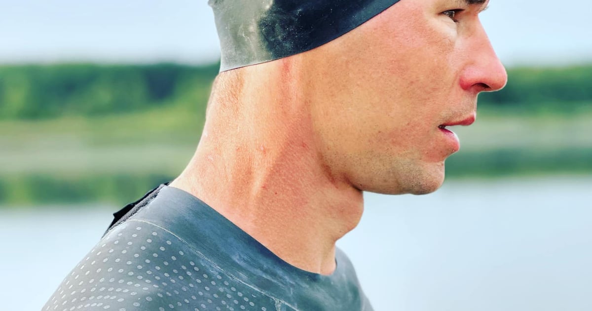 Adrian Kostera zbliża się do końca części pływackiej wyzwania 365 Tria ...