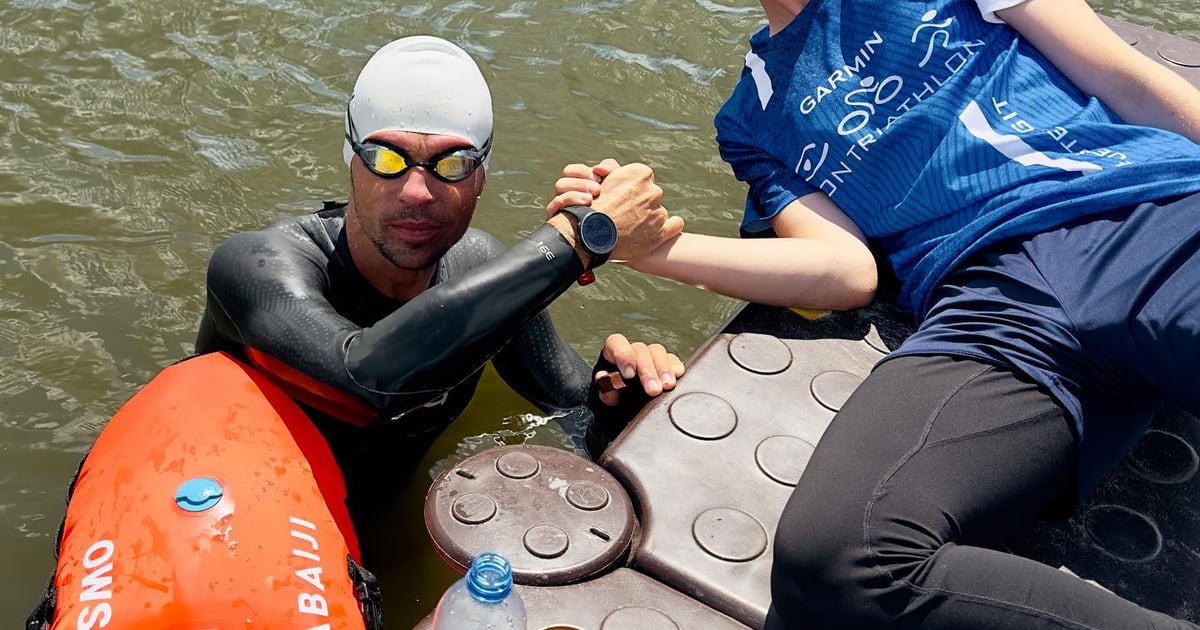 Adrian Kostera zbliża się do końca części pływackiej wyzwania 365 Tria ...