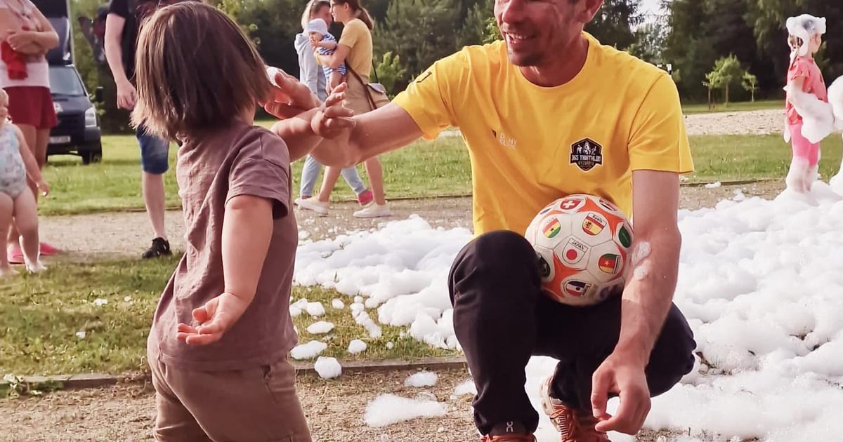 Adrian Kostera zbliża się do końca części pływackiej wyzwania 365 Tria ...