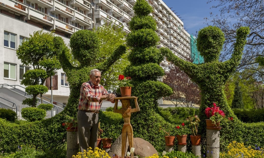 Rajski ogródek na medal. Jan Kowal niczym Edward Nożycoręki rzeźbi ...