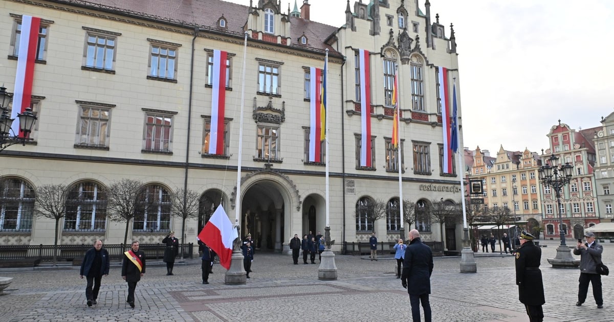11 listopada. Wrocław o poranku rozpoczął świętowanie Niepodległej. Ur... Zdjęcie 2/28