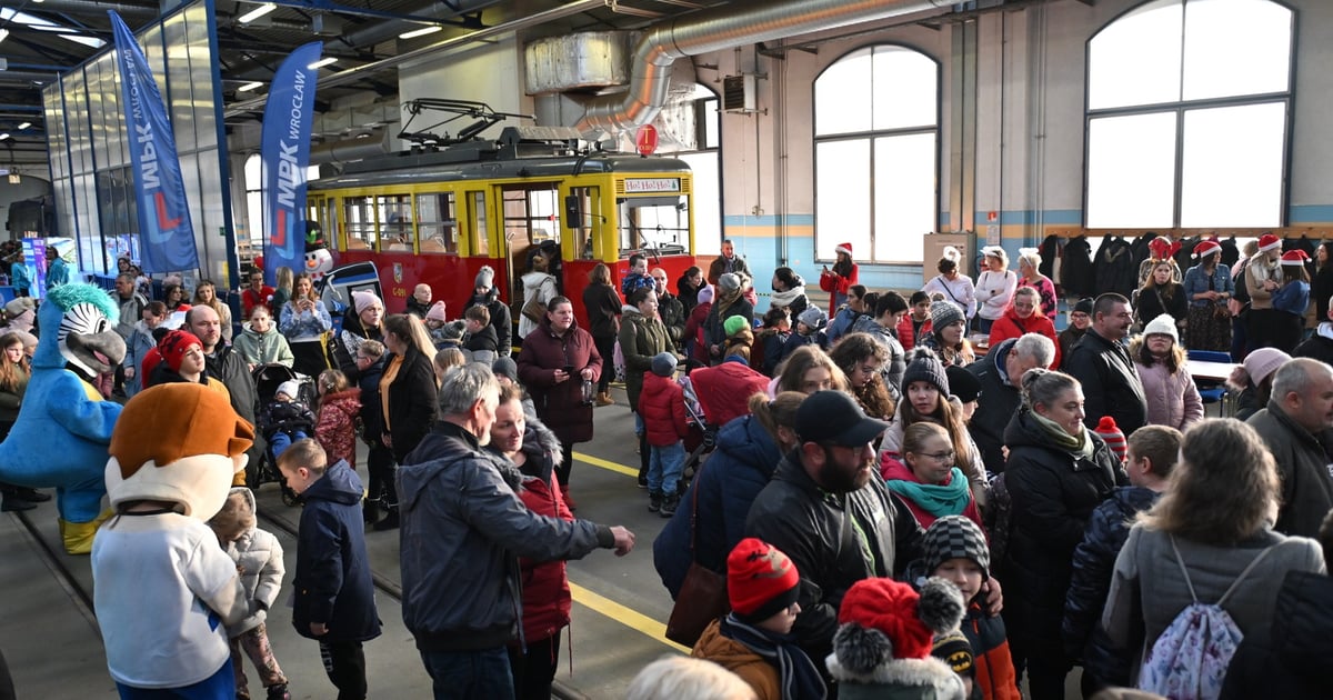 Paczki Dobrych Relacji, barszcz i tramwaje. Tłumy w zajezdni przy Pows... Zdjęcie 2/18