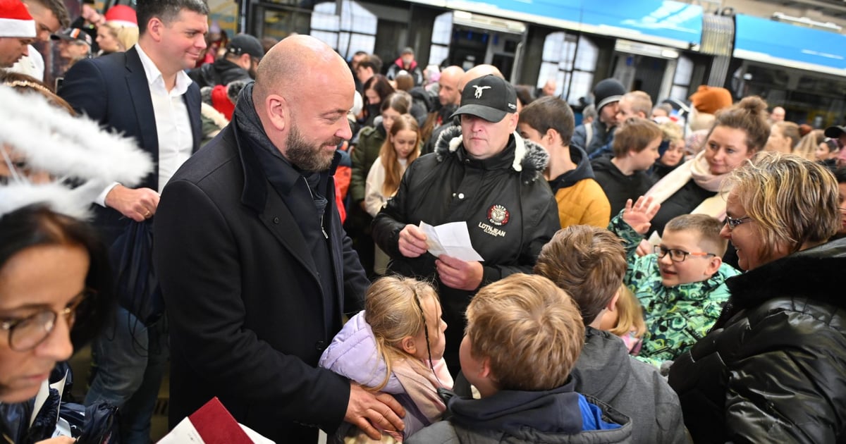 Paczki Dobrych Relacji, barszcz i tramwaje. Tłumy w zajezdni przy Pows... Zdjęcie 10/18