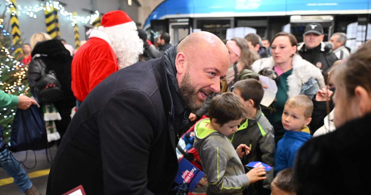 Paczki Dobrych Relacji, barszcz i tramwaje. Tłumy w zajezdni przy Pows... Zdjęcie 8/18