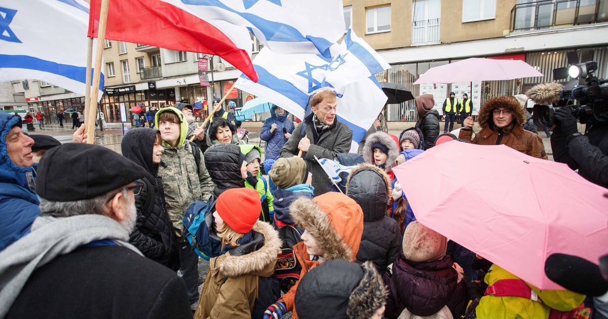 Świecznik chanukowy przy Oławskiej naprawiony. Do Wrocławia przyjechał ...