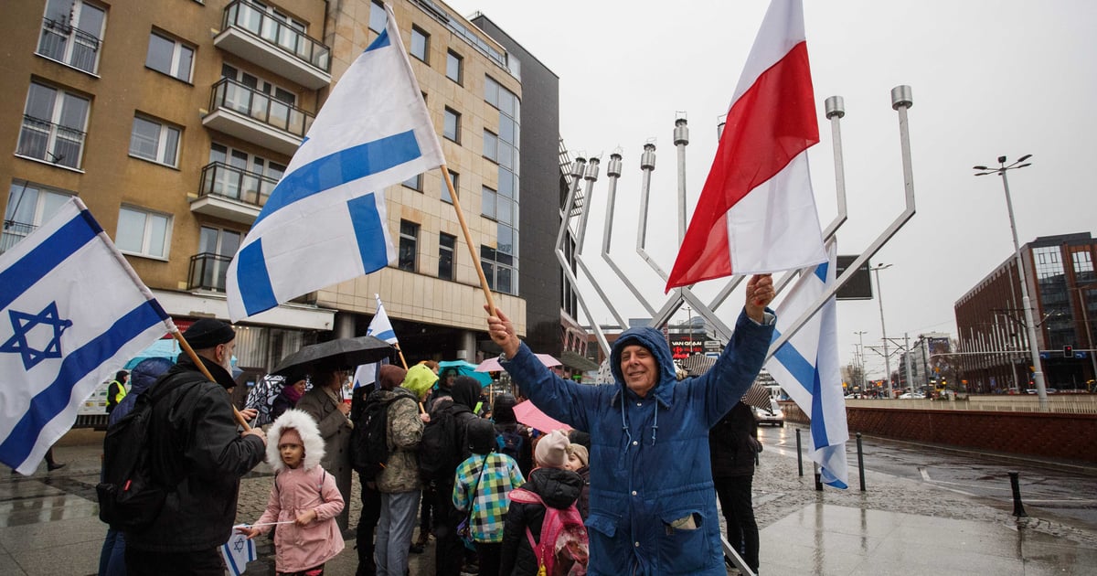 Świecznik chanukowy przy Oławskiej naprawiony. Do Wrocławia przyjechał ...