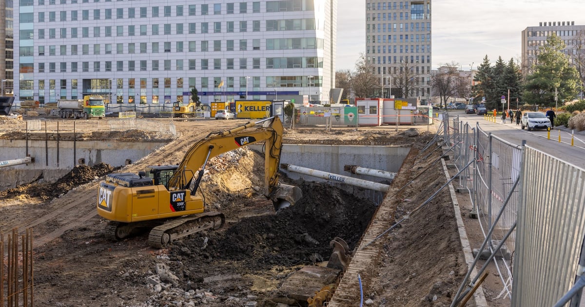 Duże zmiany przy dawnym Hotelu Wrocław. Była stacja i parking, będą bi ...
