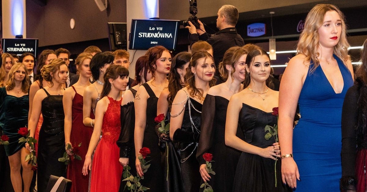 Ten wieczór zapamiętają na długo! Studniówka uczniów VII LO we Wrocław... Zdjęcie 122/129