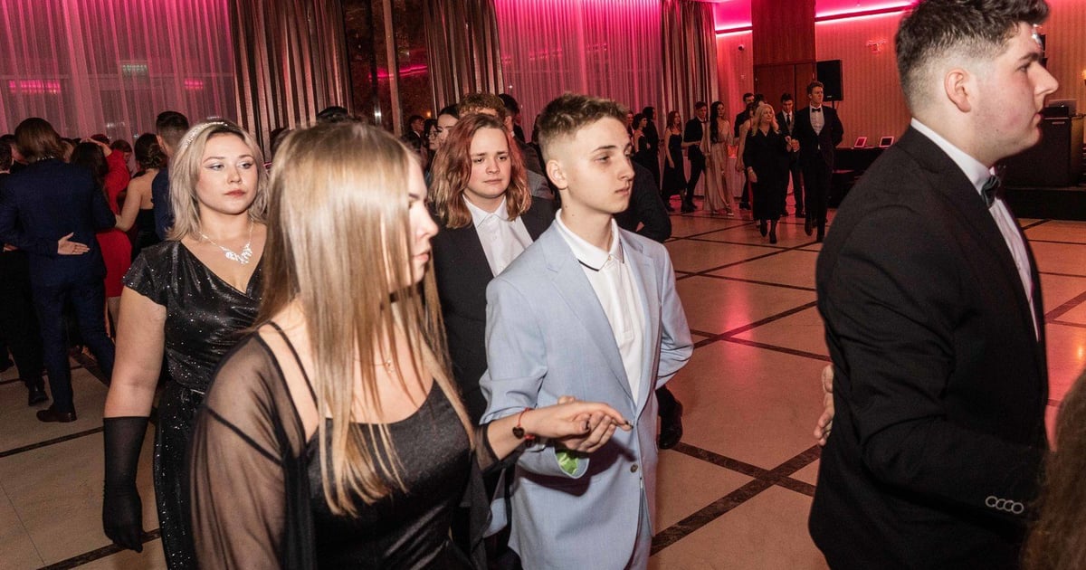 Studniówka X LO im. Stefanii Sempołowskiej już za nami. Uczniowie zacz ...
