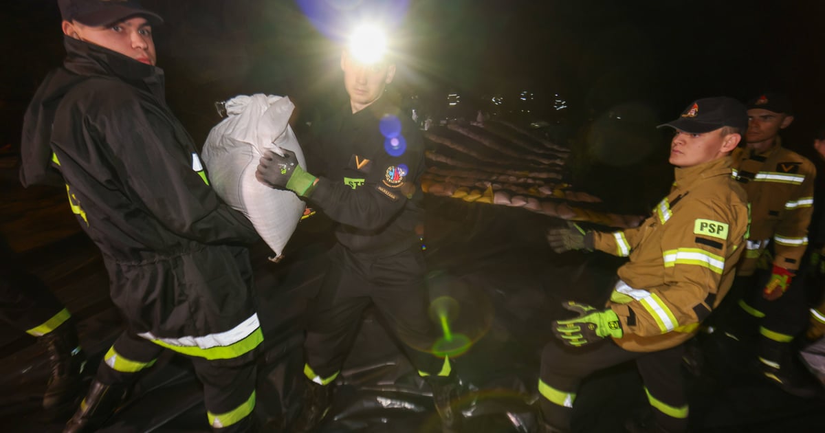 Uwaga! Zagrożone są osiedla Marszowice 1 i Marszowice 2. Na miejscu pr ...