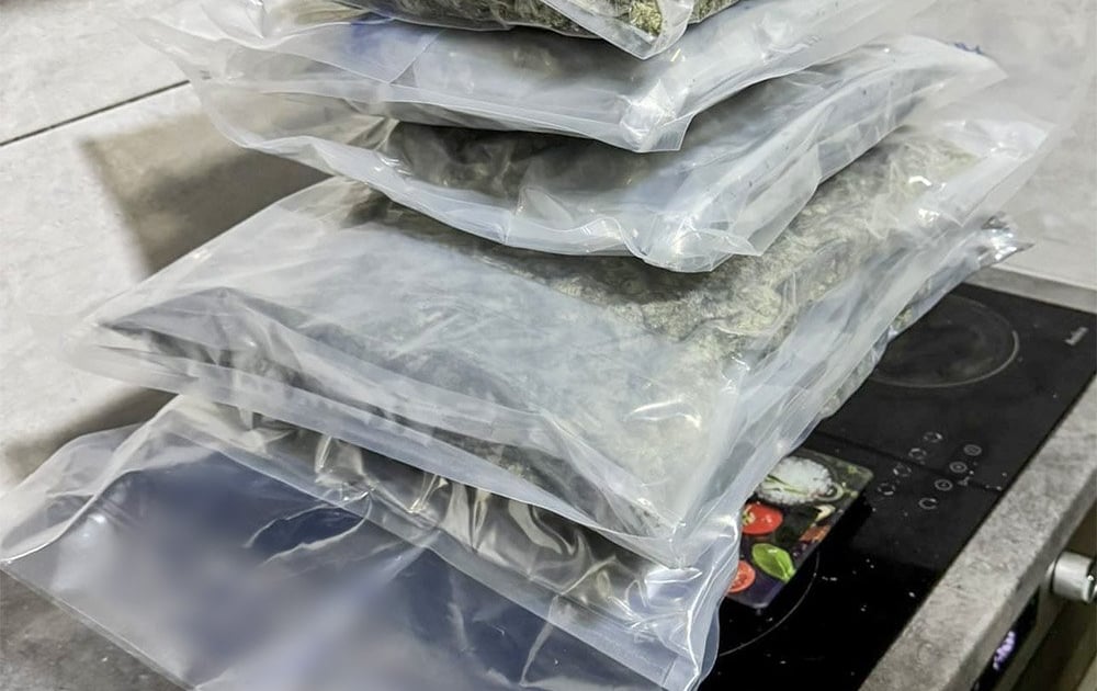 CBŚP i KWP we Wrocławiu uderzają w narkobiznes. Duża akcja policji, po... Zdjęcie 2/4