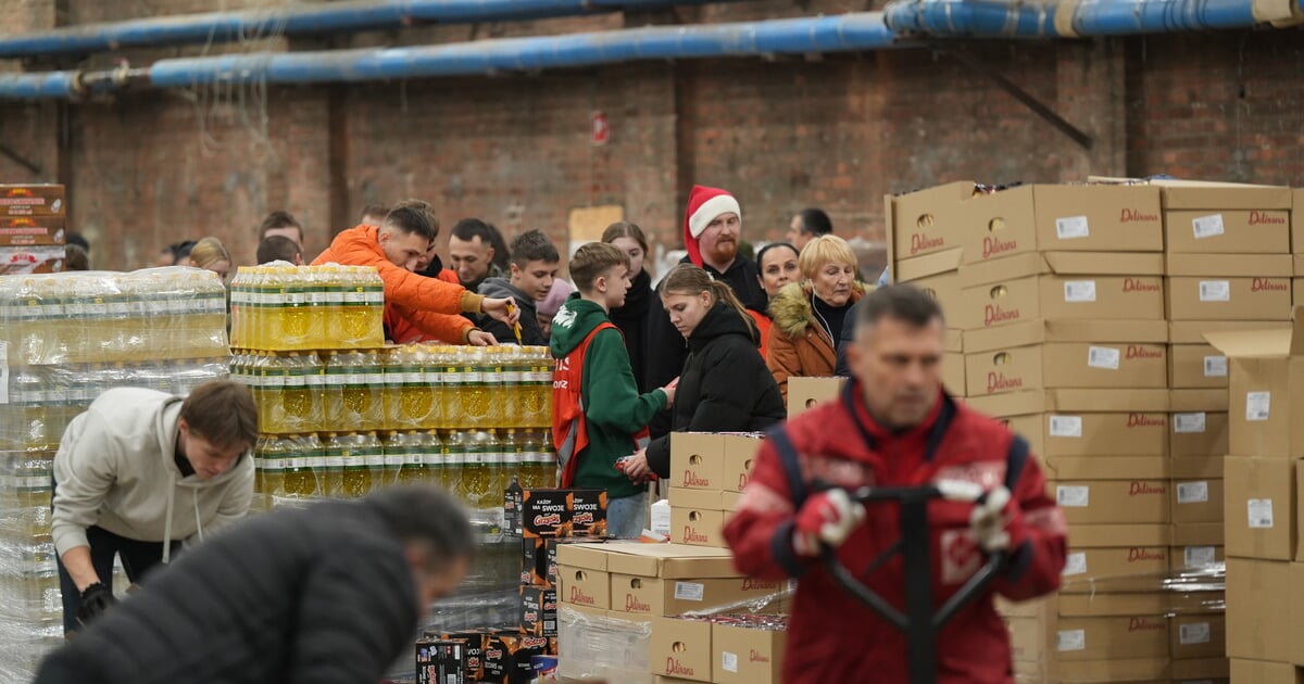W zajezdni Dąbie pakują Paczki Dobrych Relacji. Ty też możesz pomóc! ... Zdjęcie 11/14