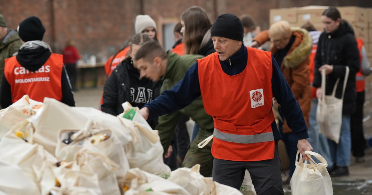 W zajezdni Dąbie pakują Paczki Dobrych Relacji