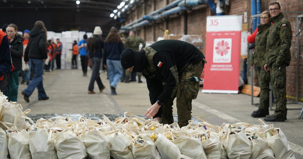 W zajezdni Dąbie pakują Paczki Dobrych Relacji. Ty też możesz pomóc! ... Zdjęcie 1/14