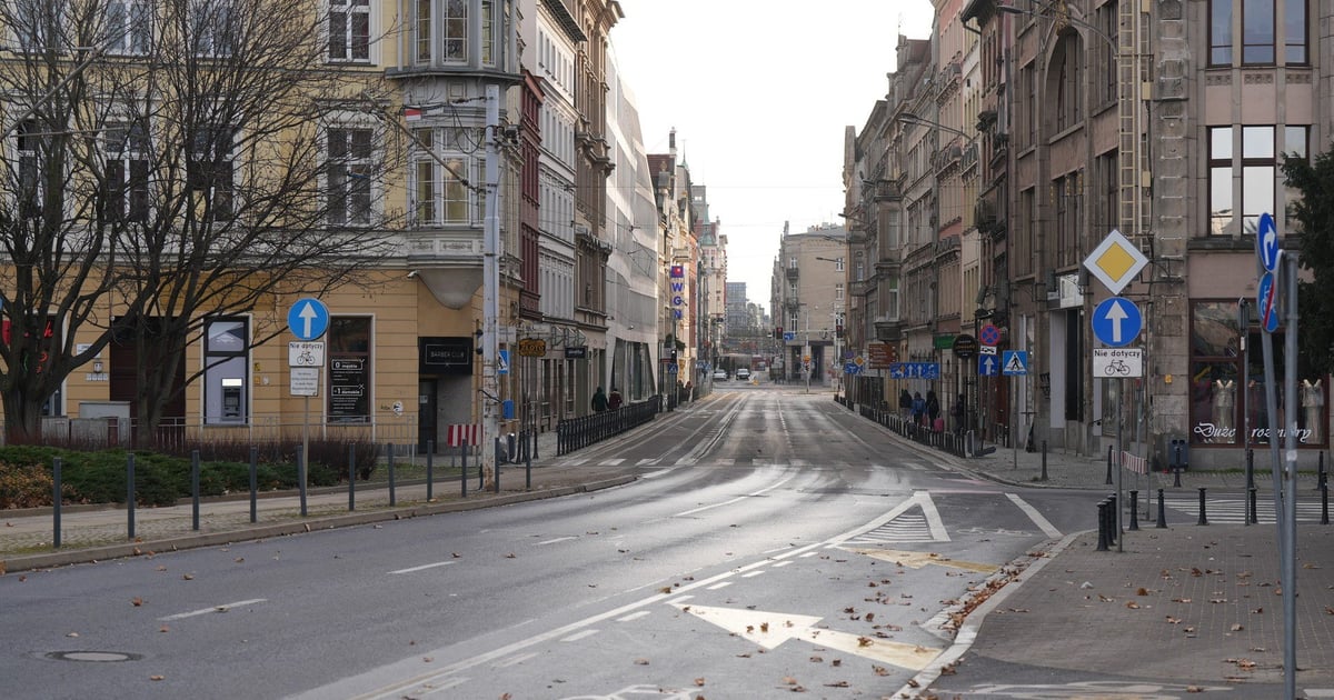 Po hucznym świętowaniu miasto odsypia. Pusty Rynek, puste ulice. Zobac ...