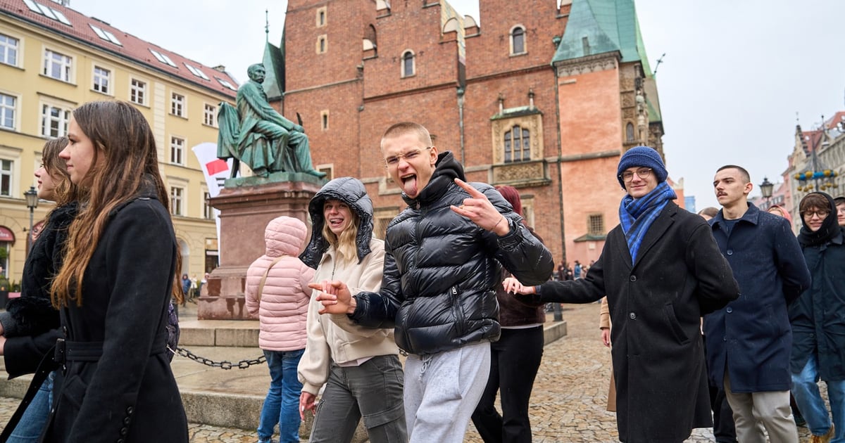 Maturzyści zatańczyli wspólnie poloneza w Rynku. Mamy zdjęcia!... Zdjęcie 103/164