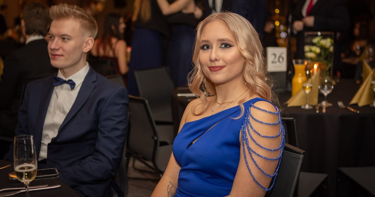 Zatańczyli walca i poloneza! Niezwykła studniówka XIII LO we Wrocławiu ...