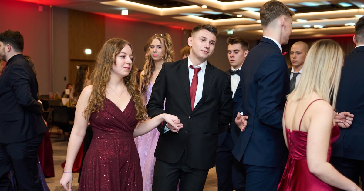 Wyglądali przepięknie! Studniówka Liceum Służb Mundurowych na zdjęciac... Zdjęcie 23/119