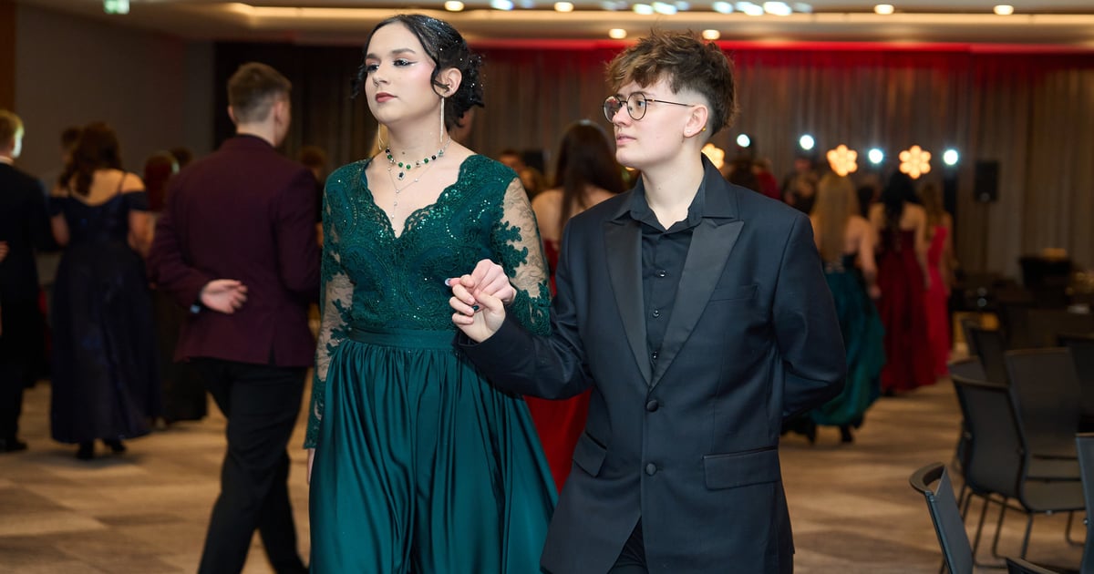 Wyglądali przepięknie! Studniówka Liceum Służb Mundurowych na zdjęciac... Zdjęcie 27/119