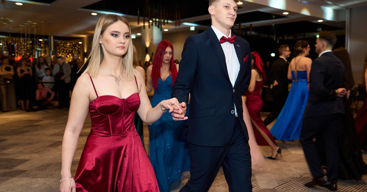 Wyglądali przepięknie! Studniówka Liceum Służb Mundurowych na zdjęciac... Zdjęcie 42/119