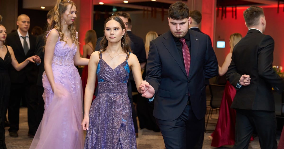 Wyglądali przepięknie! Studniówka Liceum Służb Mundurowych na zdjęciac... Zdjęcie 13/119