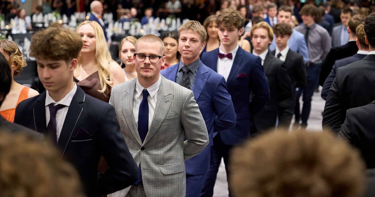 Piękne suknie, eleganckie garnitury. Studniówka XIV LO we Wrocławiu ...