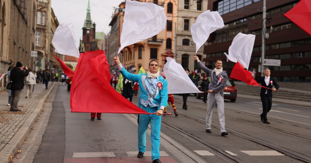 Radosna Parada Niepodległości na ulicach Wrocławia. Vivat Niepodległa ...