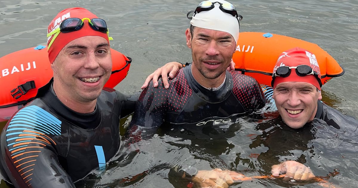 Adrian Kostera zbliża się do końca części pływackiej wyzwania 365 Tria ...