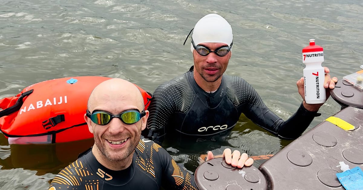 Adrian Kostera zbliża się do końca części pływackiej wyzwania 365 Tria ...