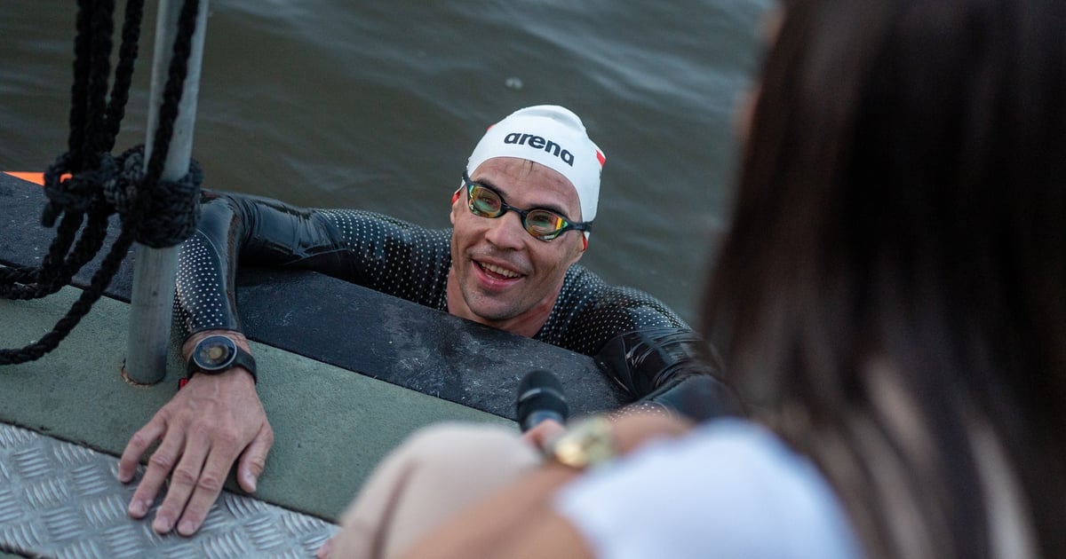 Adrian Kostera zbliża się do końca części pływackiej wyzwania 365 Tria ...