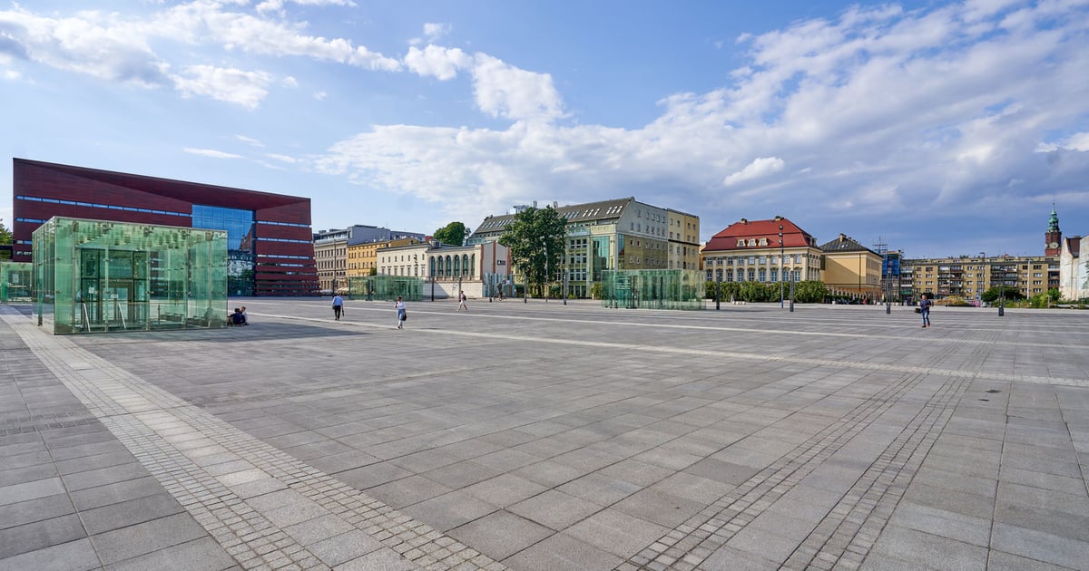 Plac Wolności – od wojskowej musztry do forum kultury. Niesamowita his ...